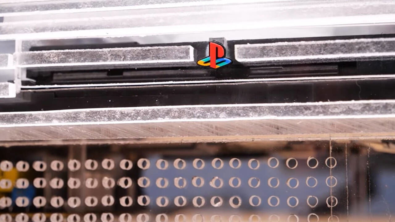 La PS2 trasparente vi farà venire voglia di tornare ai 128-bit ...